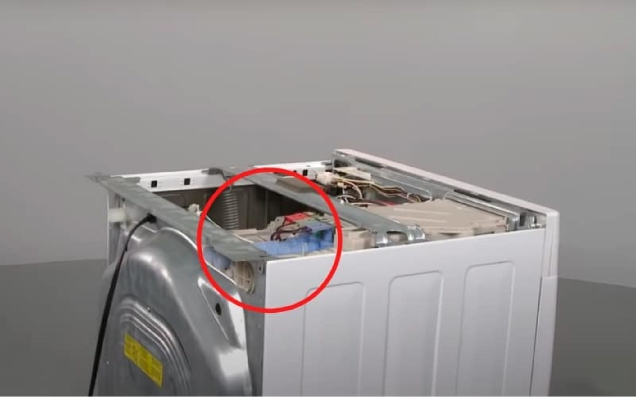 Pourquoi la machine à laver fait-elle un grincement lorsqu'elle tourne