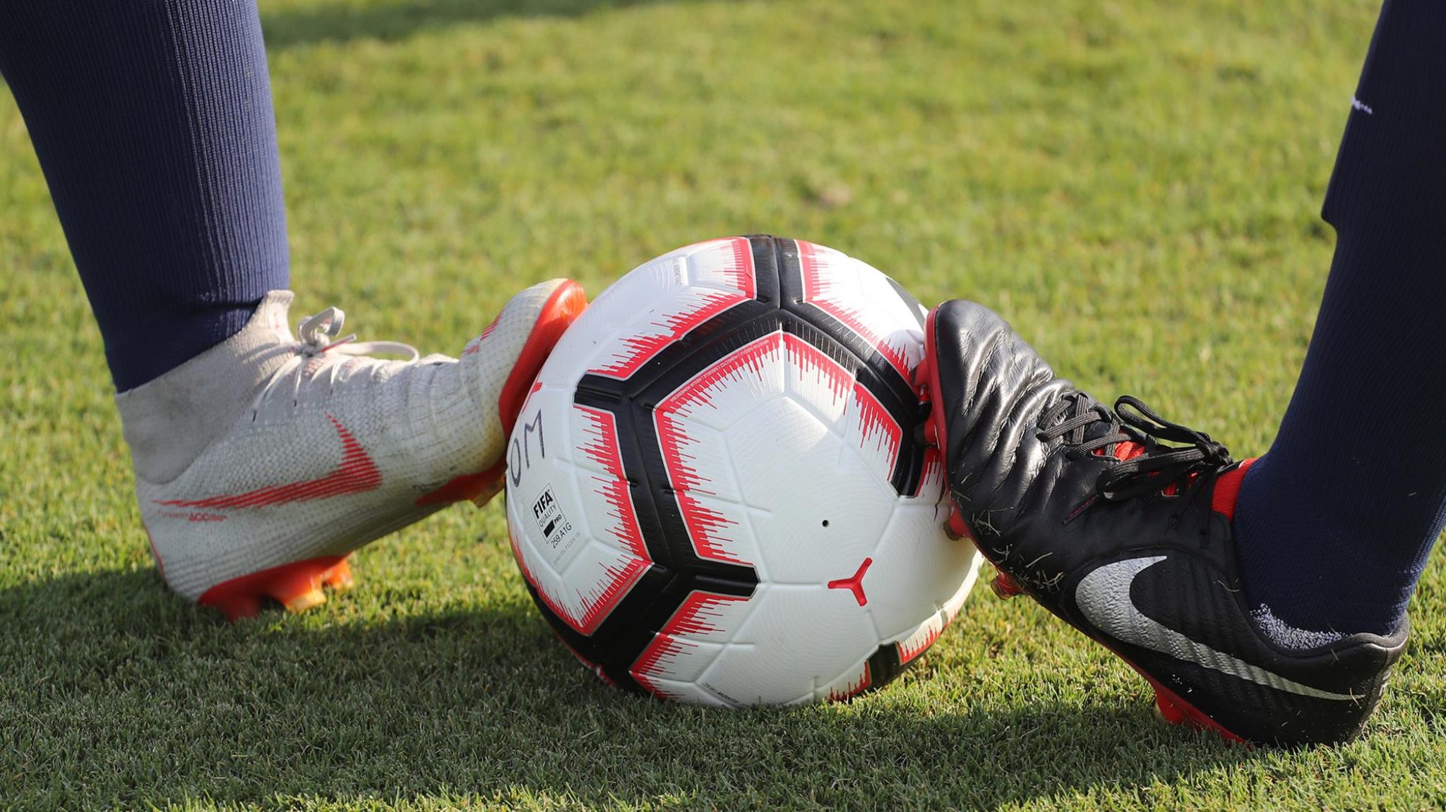 Comment choisir les bons crampons de foot ? [GUIDE]